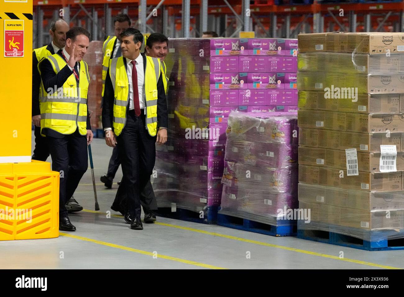 Prime Minister Rishi Sunak speaks with Nick Archer (left) at DHL London ...