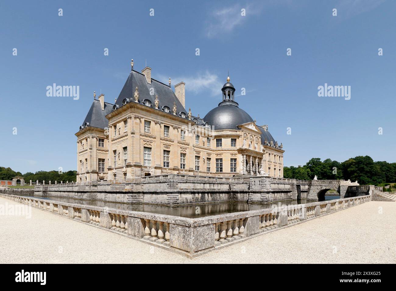 Europe france moat castle hi-res stock photography and images - Alamy