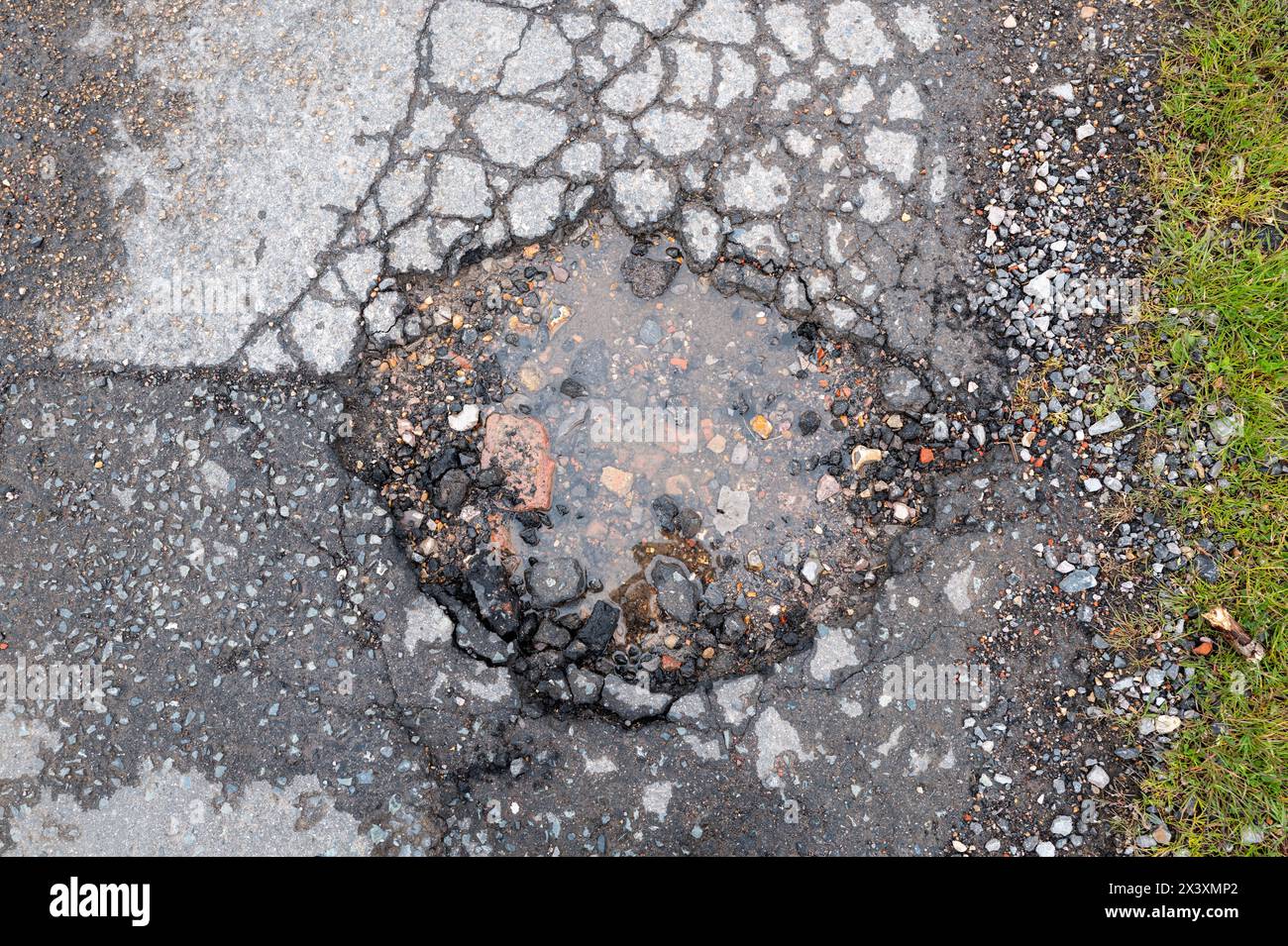 Pothole uk hi-res stock photography and images - Alamy