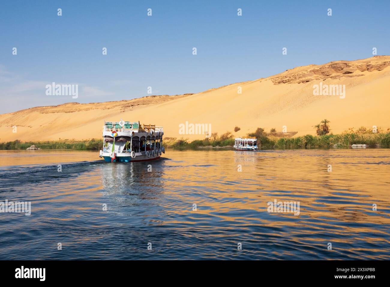 Ancient egyptian nile river boats hi-res stock photography and images ...