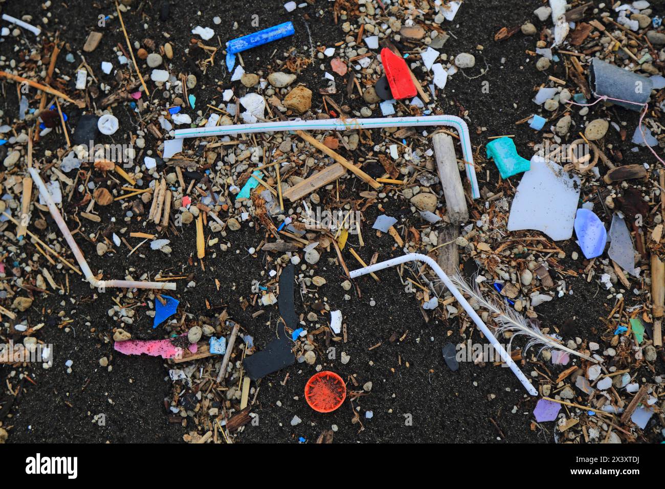 Straw and trash hi-res stock photography and images - Alamy