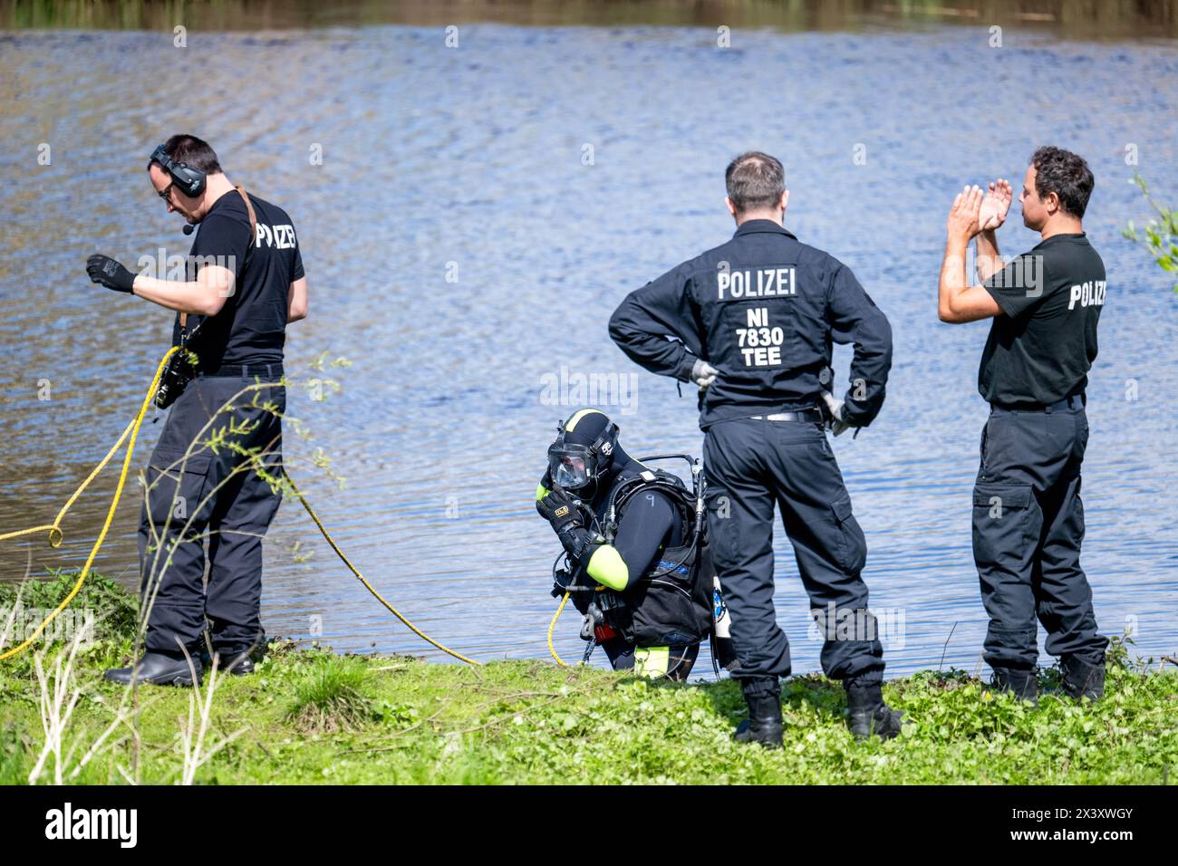 Kranenburg, Germany. 29th Apr, 2024. A police diver climbs into the ...