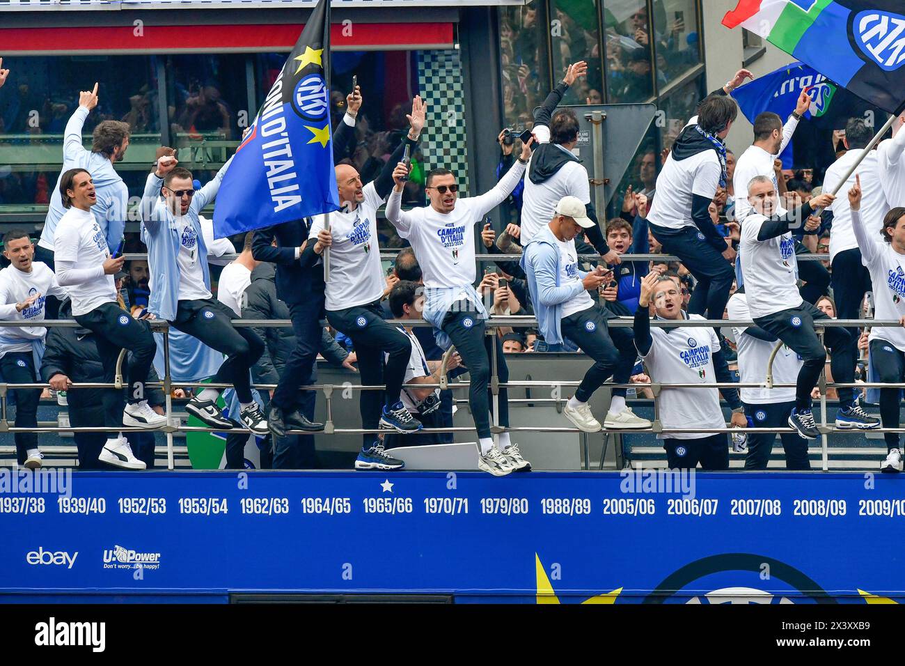 Milano, Italy. 28th Apr, 2024. The players and staff of Inter celebrate ...