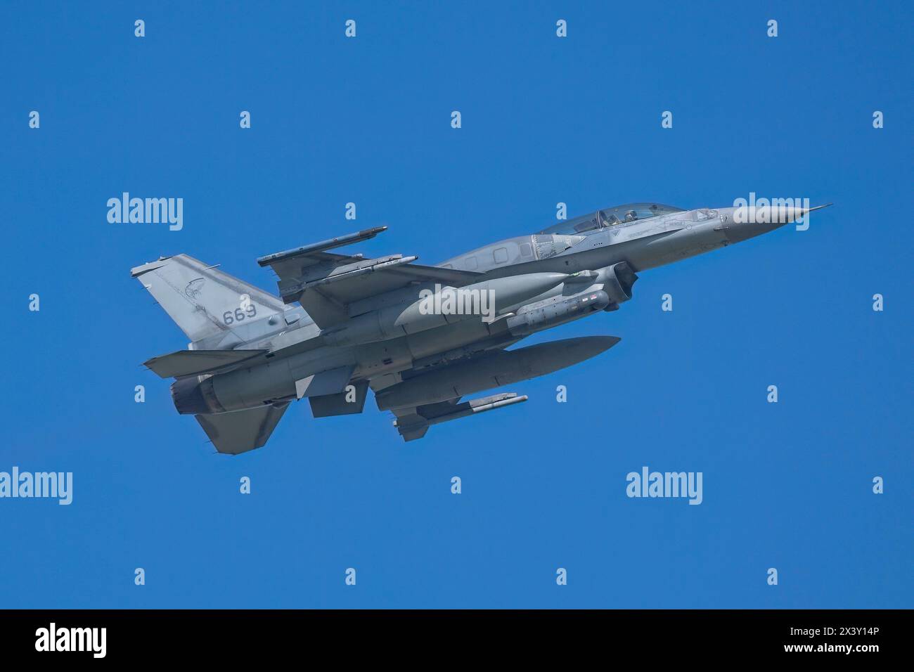 16 falcon fighter tail hi-res stock photography and images - Alamy