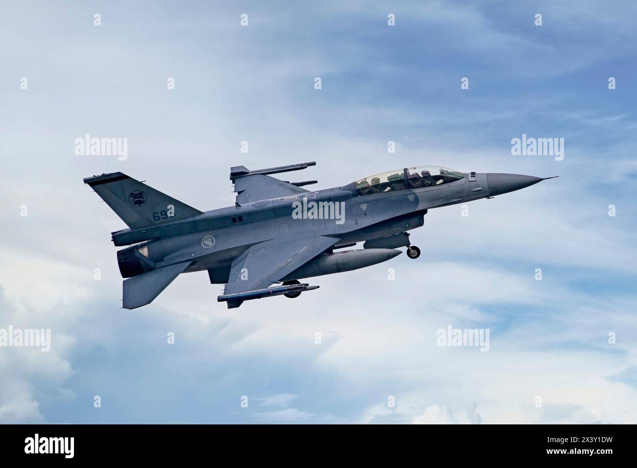 16 falcon fighter tail hi-res stock photography and images - Alamy