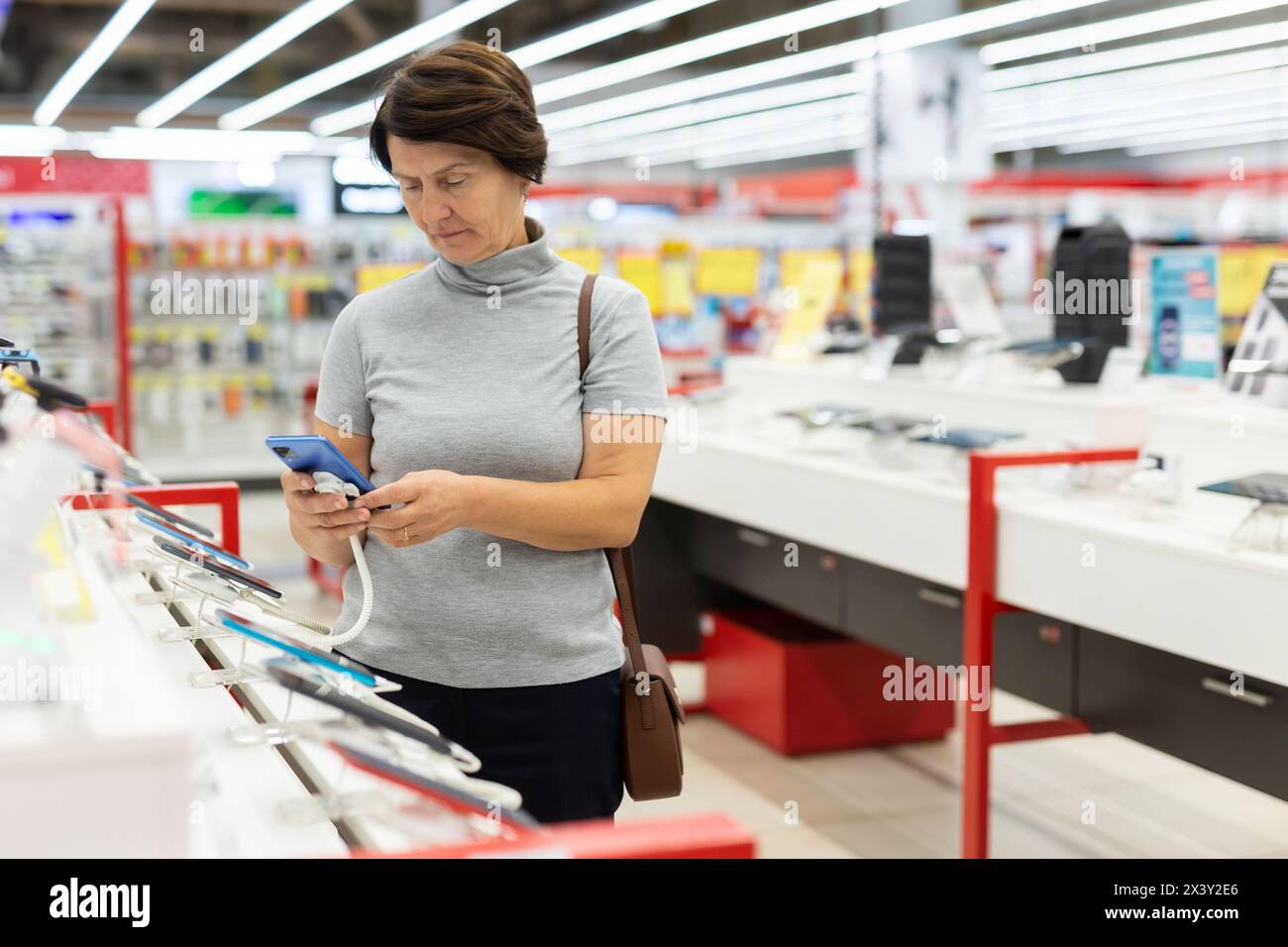 Electronics inside a mobile phones hi-res stock photography and images ...
