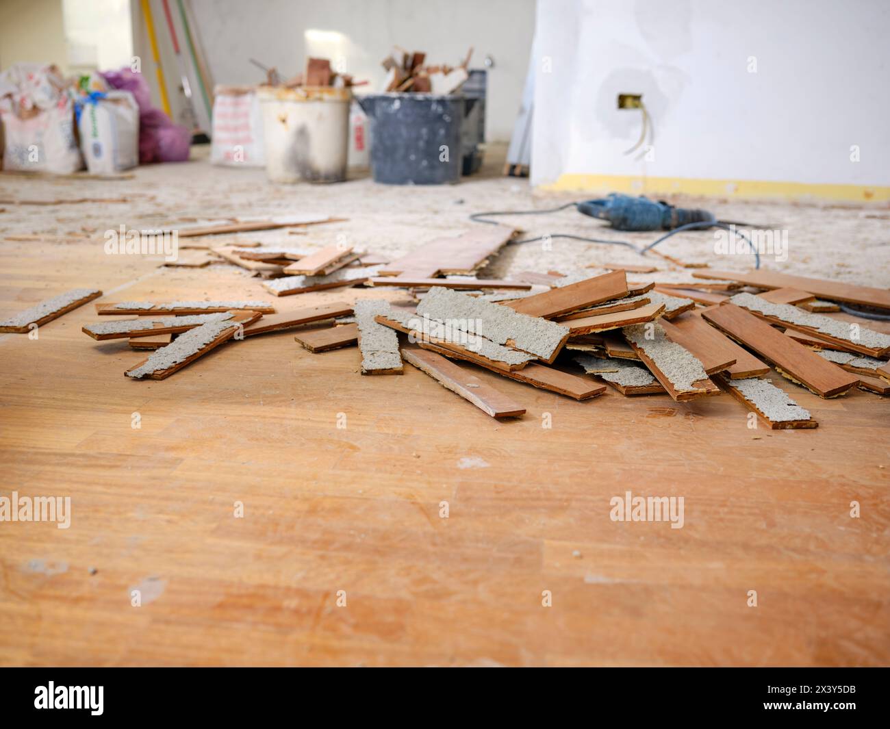 Parquet floor in wood glued to the slab, removed with an electric ...