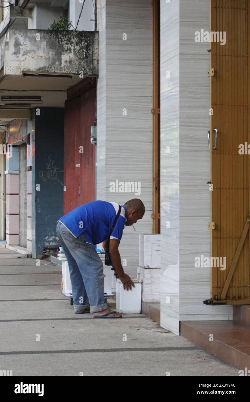 Old man hand putting down hi-res stock photography and images - Alamy