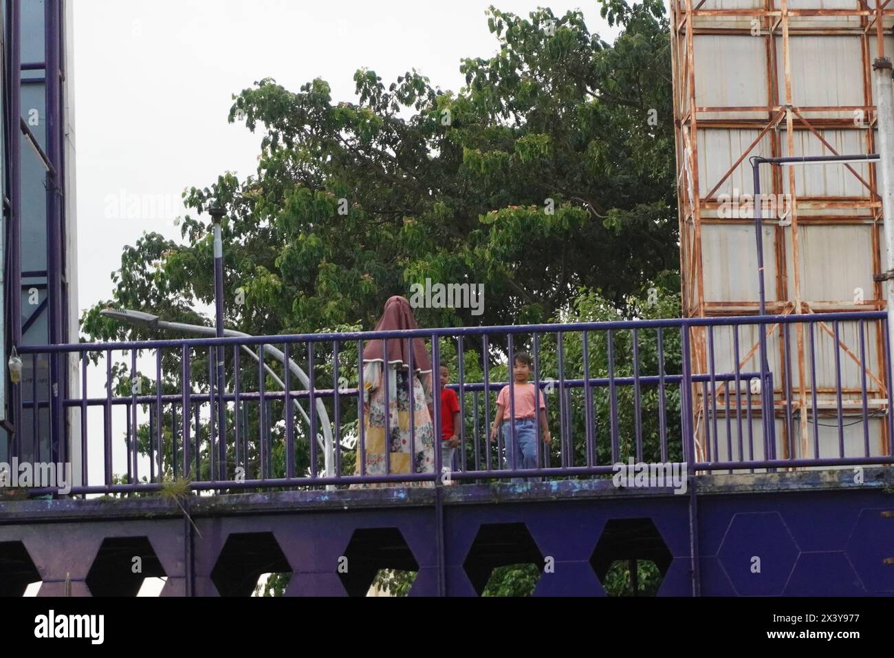 A mother who took her two children to walk on the pedestrian bridge ...