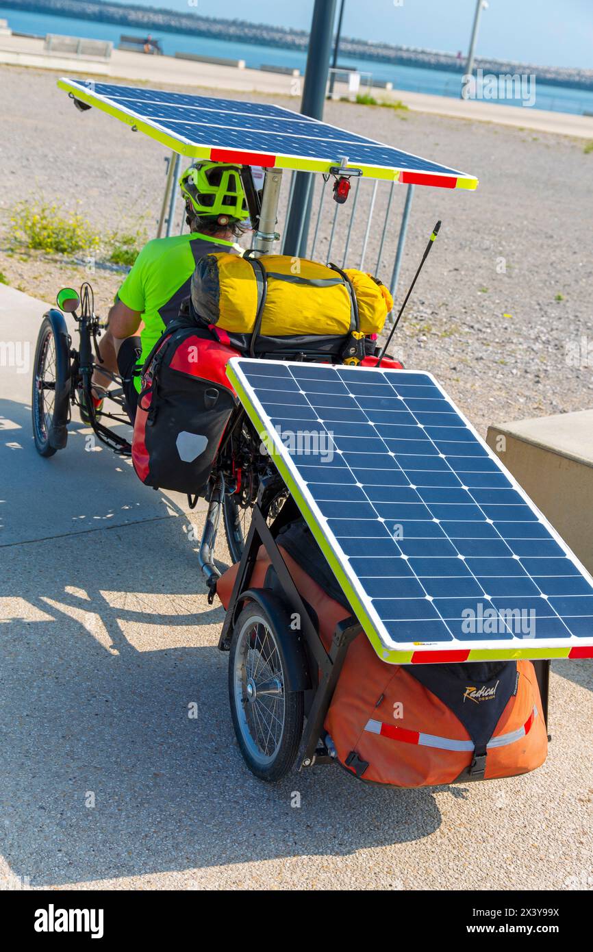 Traveler with tricycle with trailer equipped with solar panels Stock ...