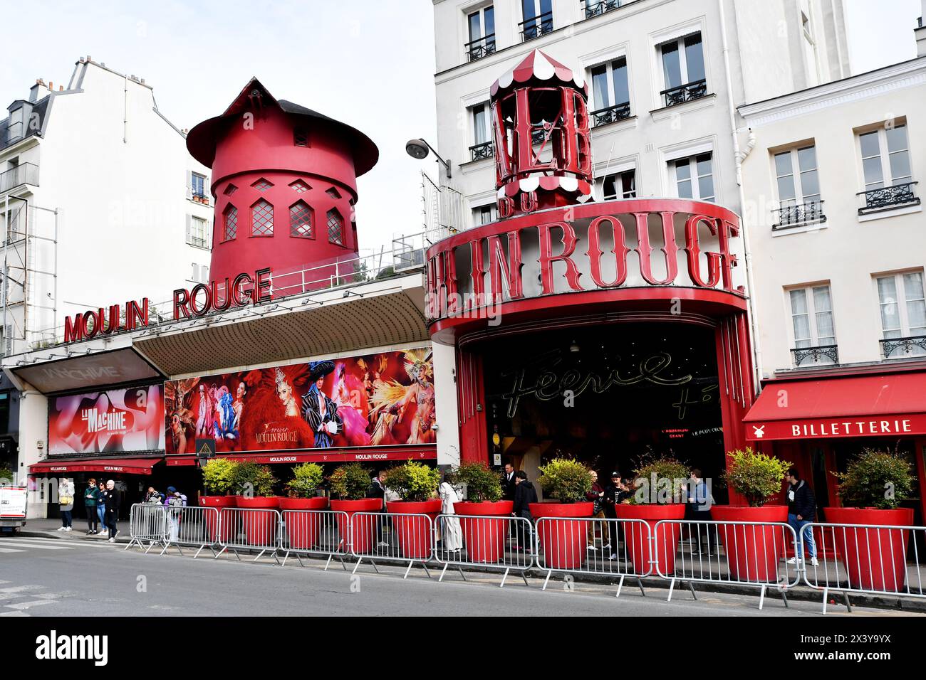 Vintage moulin rouge night club cabaret hi-res stock photography and ...