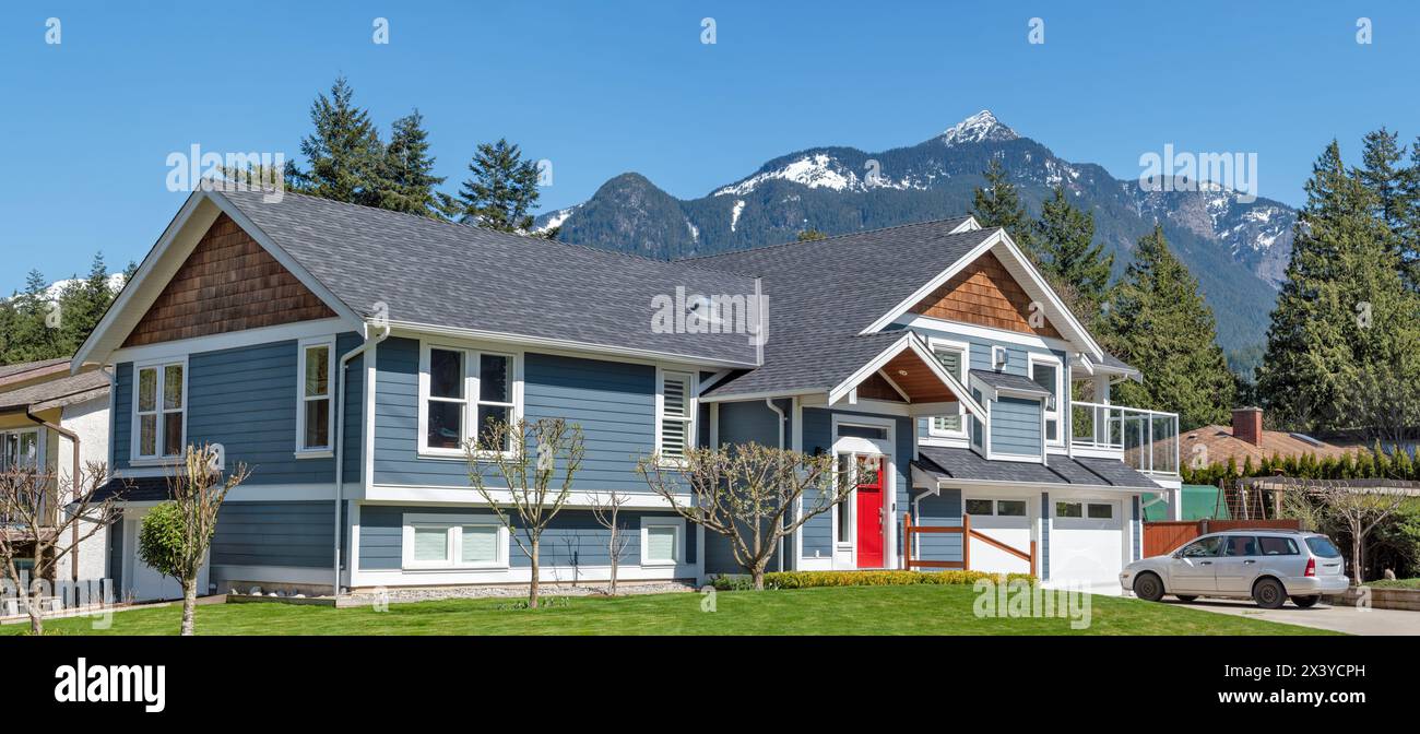 A perfect neighborhood. New luxury residential house on mountain ... A perfect neighborhood. New luxury residential house on mountain ...