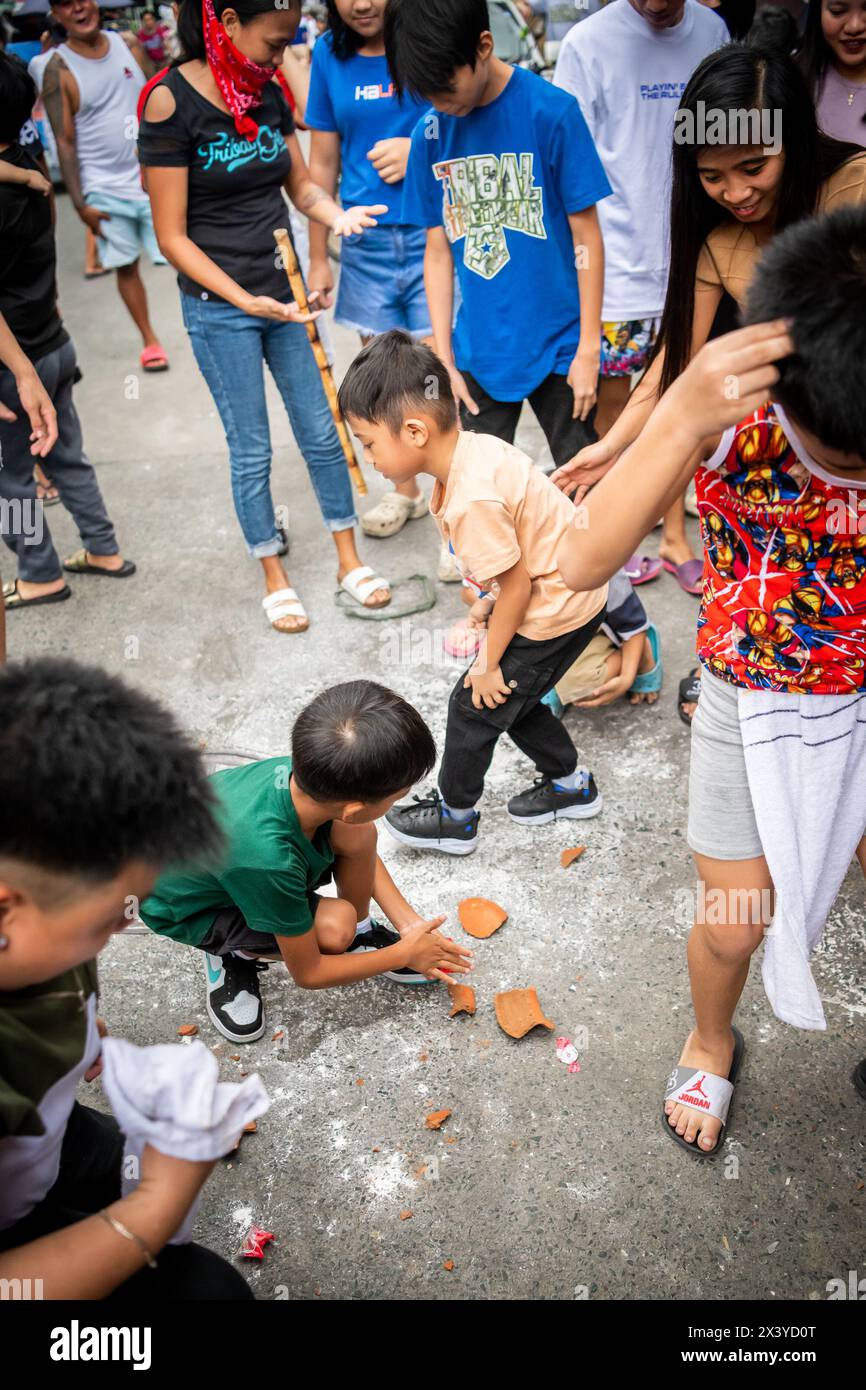 Filipino kids playing street hi-res stock photography and images - Alamy