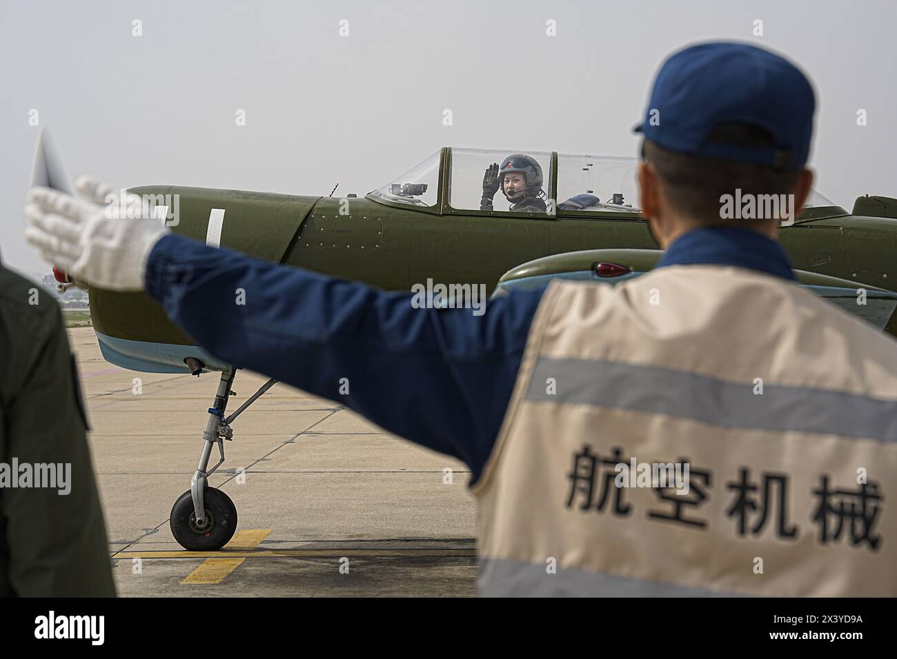(240429) -- SHENYANG, April 29, 2024 (Xinhua) -- A member of the first ...