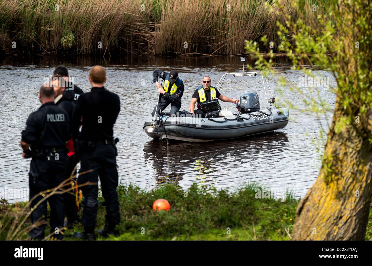 Kranenburg, Germany. 29th Apr, 2024. A police sonar boat sails on the ...