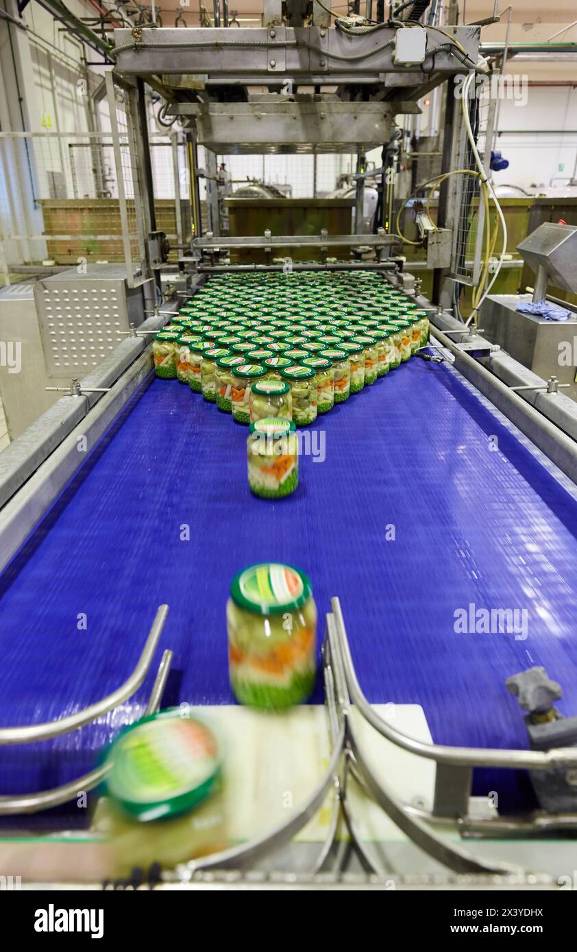 Canning production line hi-res stock photography and images - Alamy