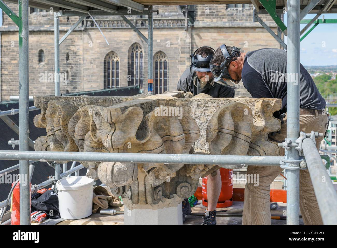 Die Steinmetzmeister Norman Hein und Markus Funke von der Firma Nuethen ...