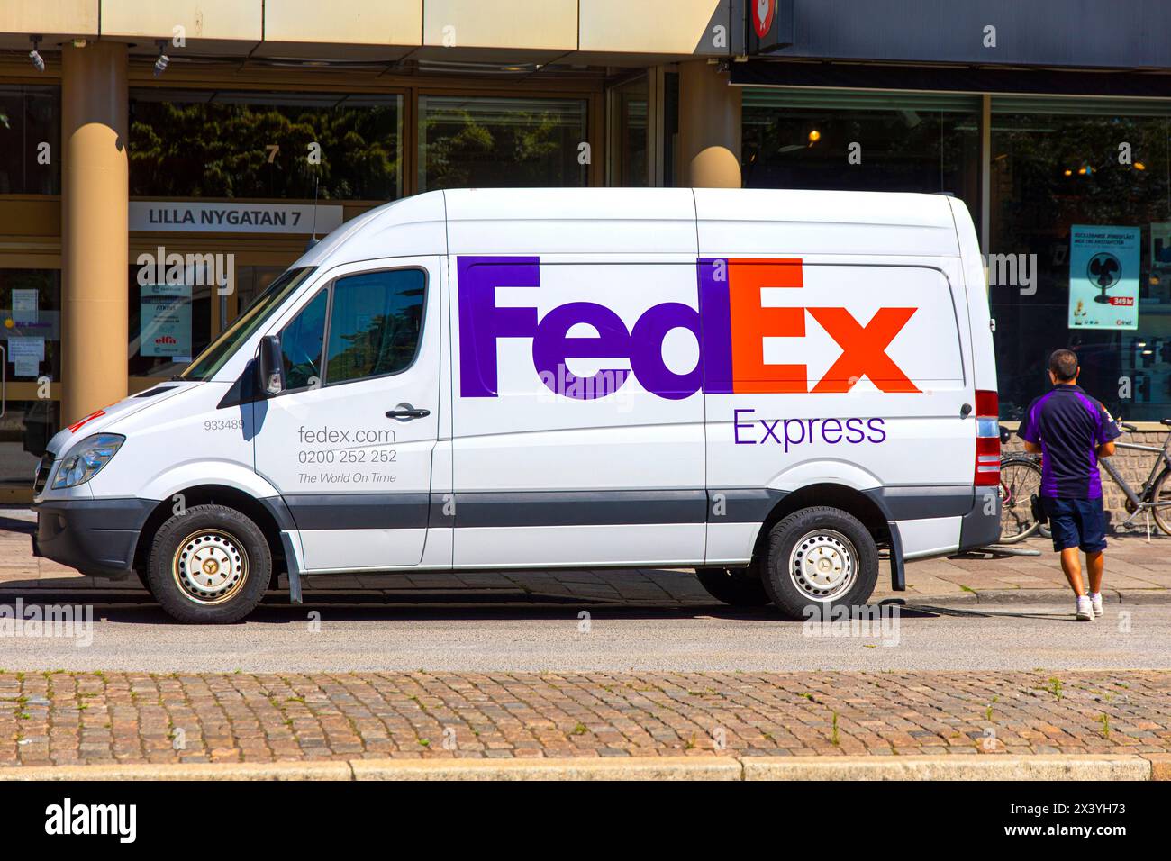 Fedex man hi-res stock photography and images - Alamy