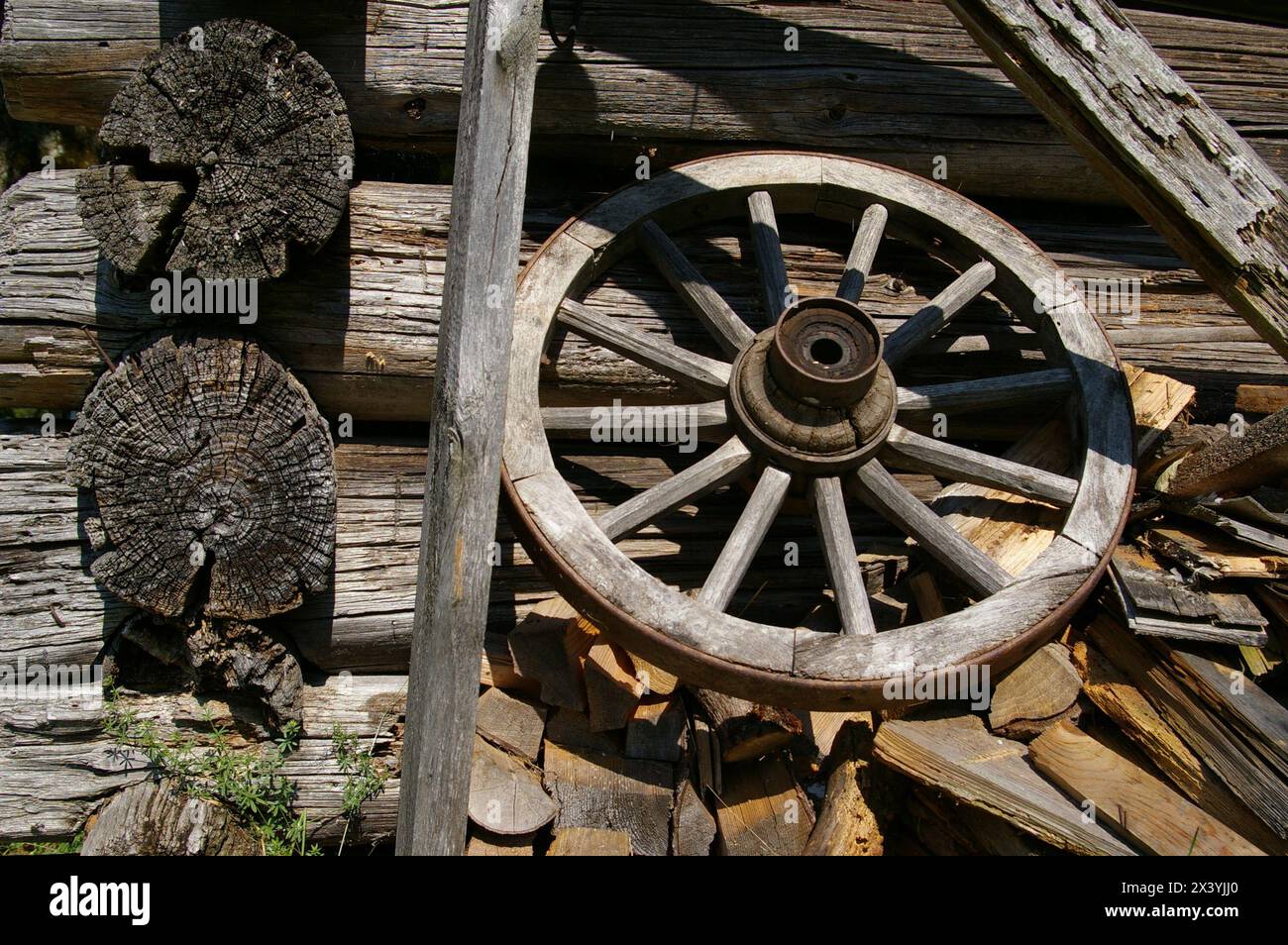 Leaning wagon wheel hi-res stock photography and images - Alamy