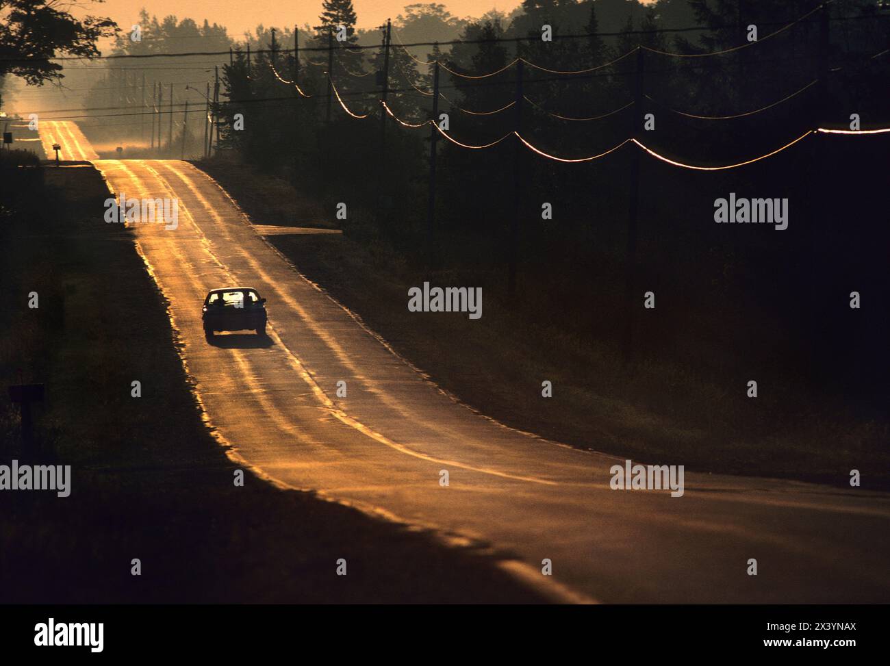 Single car lonely road hi-res stock photography and images - Alamy