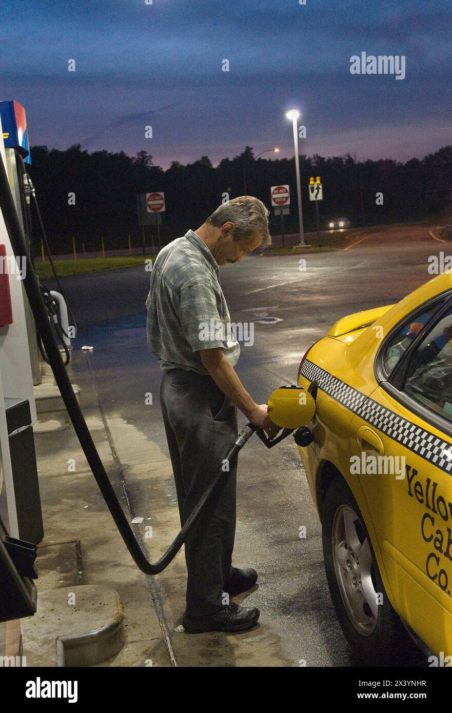 Gas station with airplane hi-res stock photography and images - Alamy