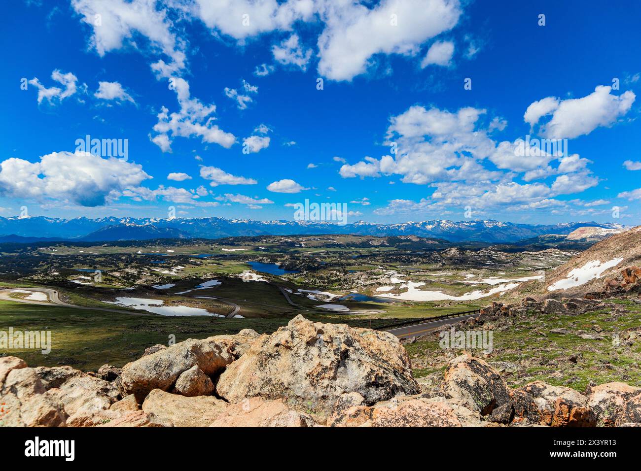 Plateau in the Beartooth Mountains under a partly cloudy blue sky Stock ...