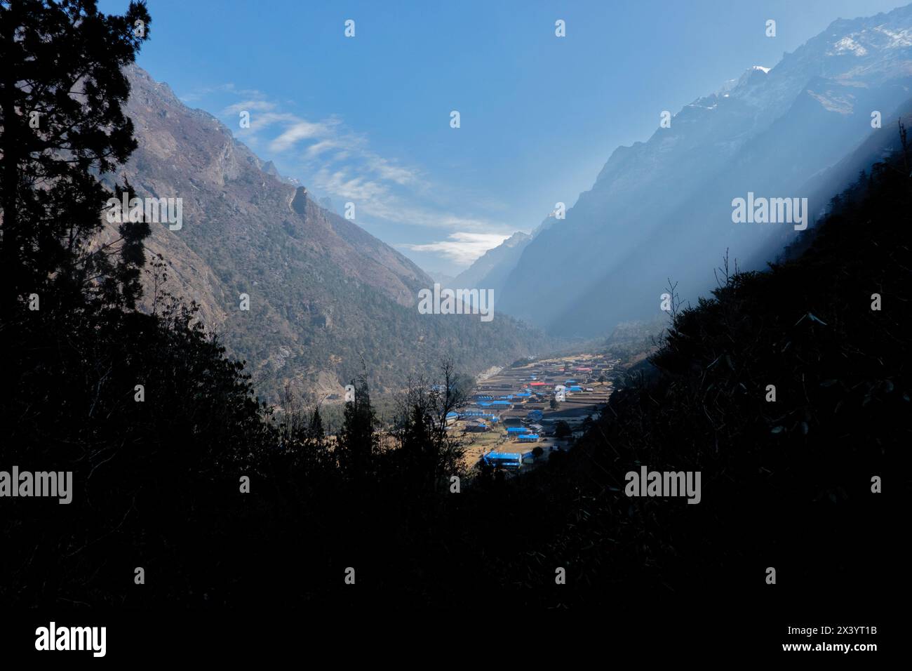 The Tibetan village of Ghunsa on the Kangchenjunga (Kanchenjunga) Base ...