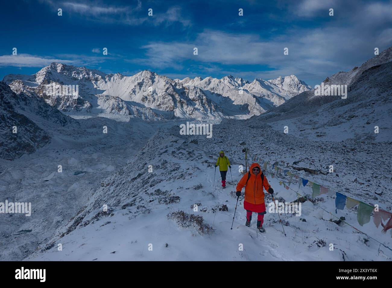 Morning light en route to Okutang viewpoint, Kangchenjunga ...