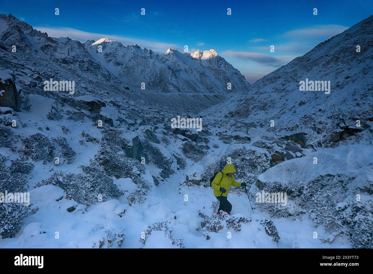 Morning light en route to Okutang viewpoint, Kangchenjunga ...