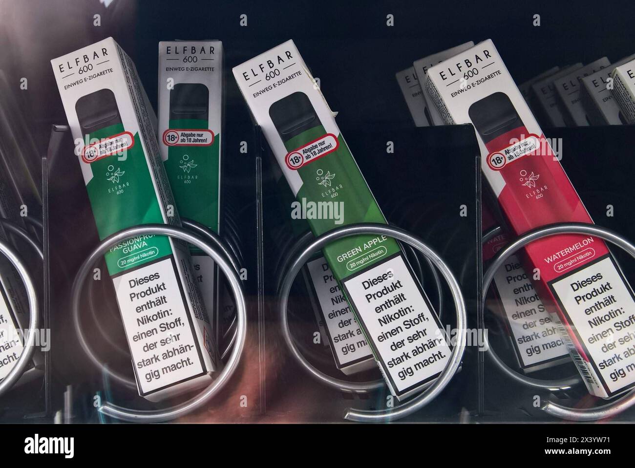 Elf bar vapes hi-res stock photography and images - Alamy