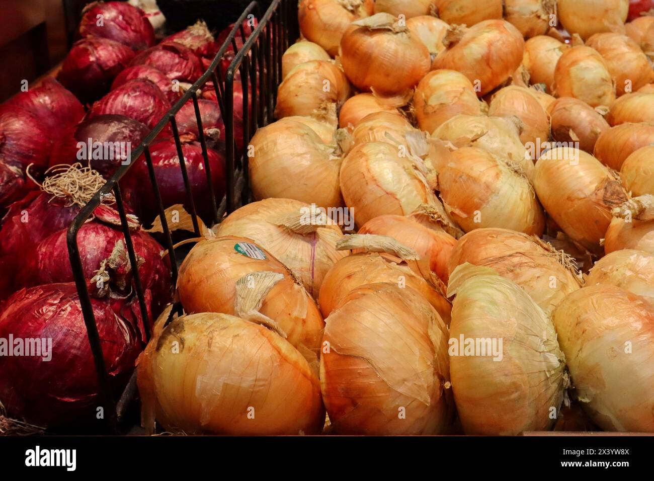 Bulk onions hi-res stock photography and images - Alamy