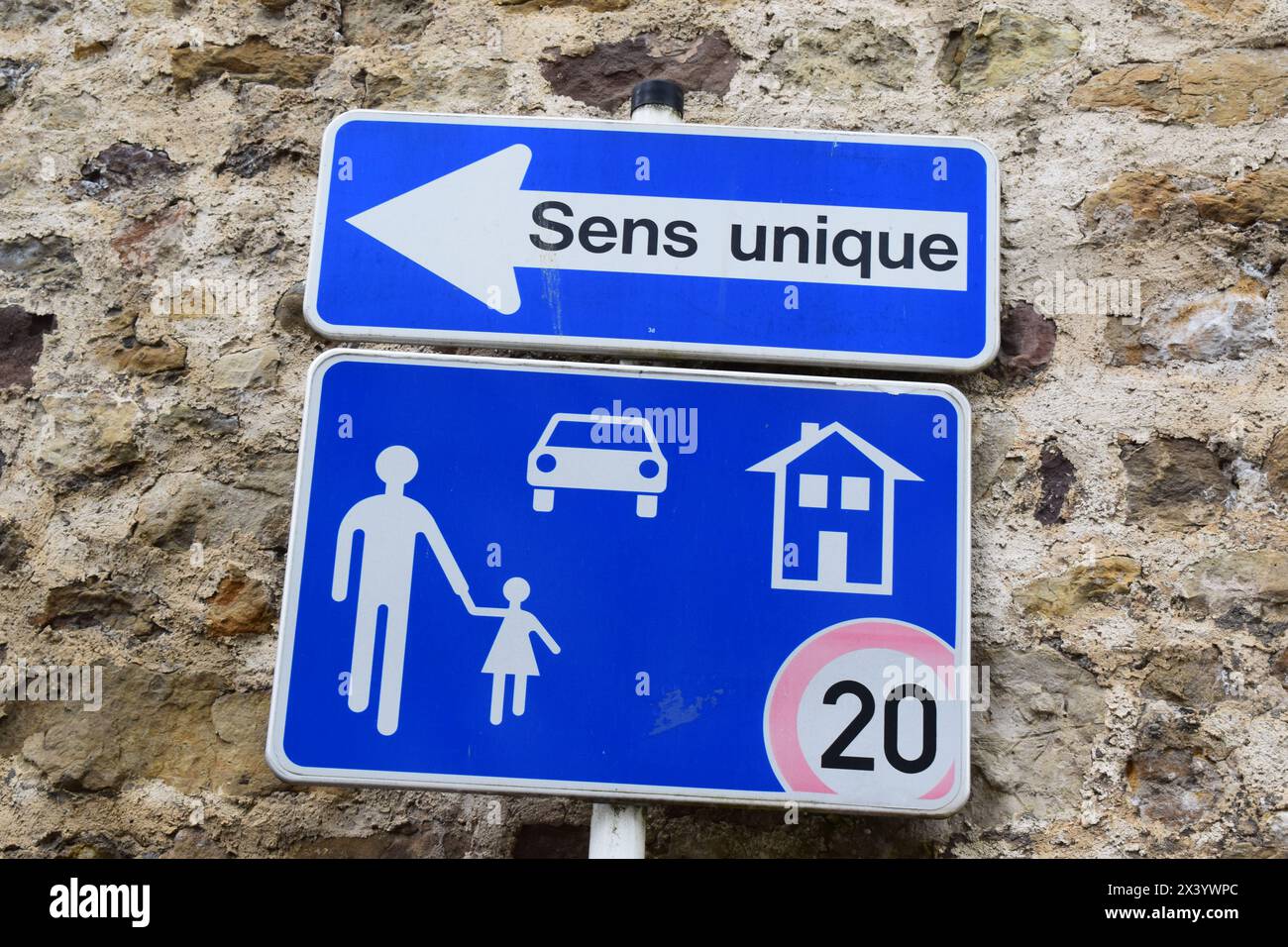 20 kph sign hi-res stock photography and images - Alamy