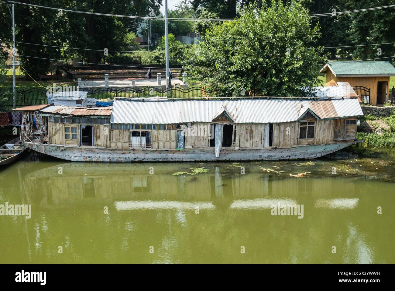 Houseboat life on Dal Lake, Srinagar, Kashmir, India Stock Photo - Alamy