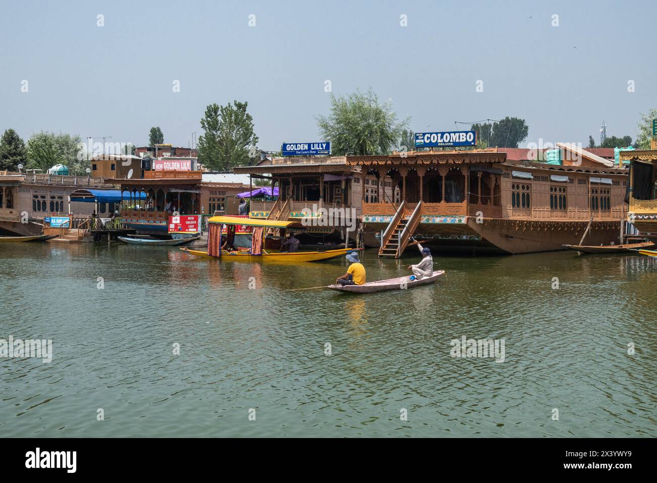 Houseboat life on Dal Lake, Srinagar, Kashmir, India Stock Photo - Alamy