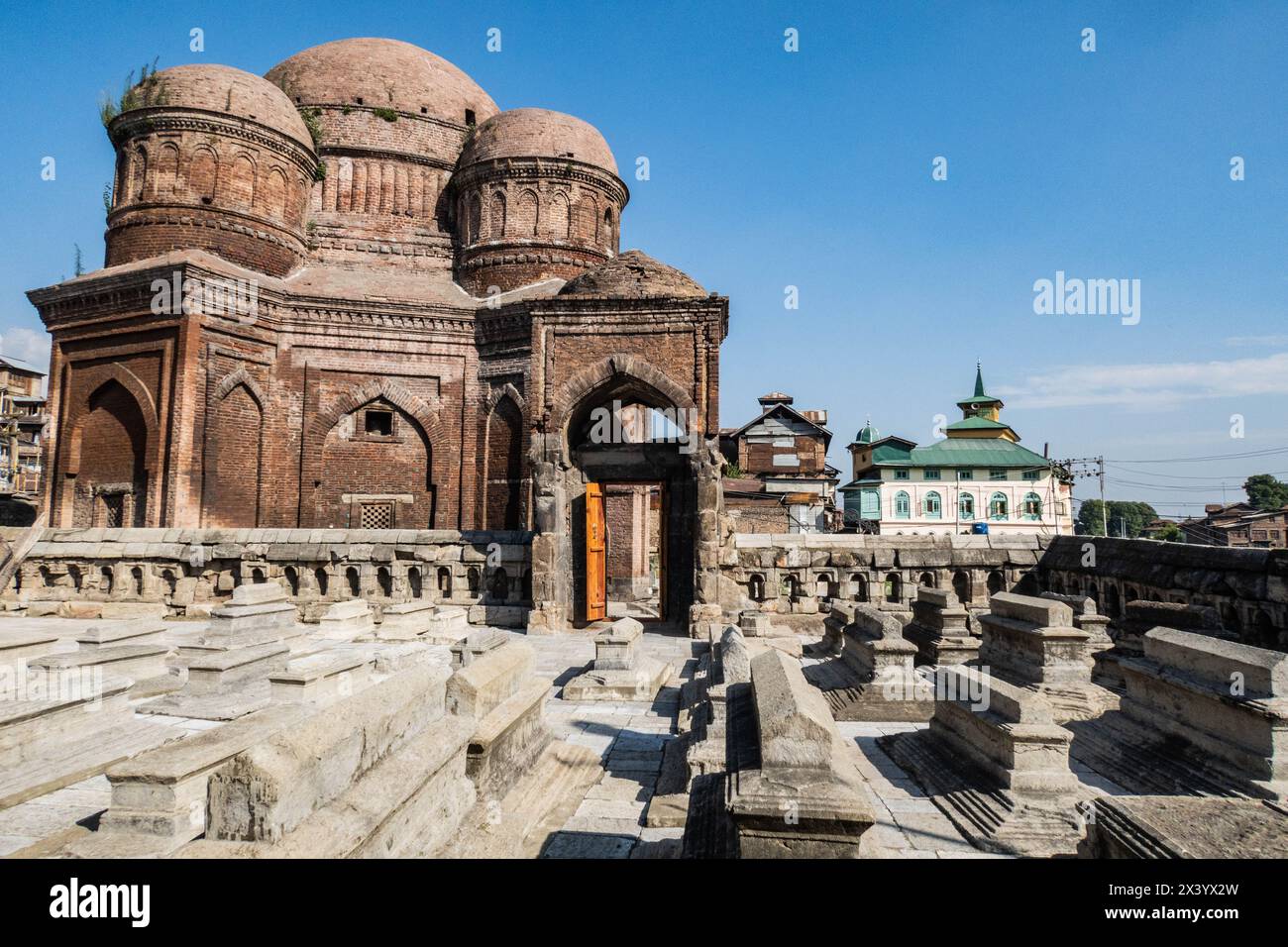The Tomb of Zain-ul-Abidin's Mother (Badshah Tomb), Srinagar, Kashmir ...