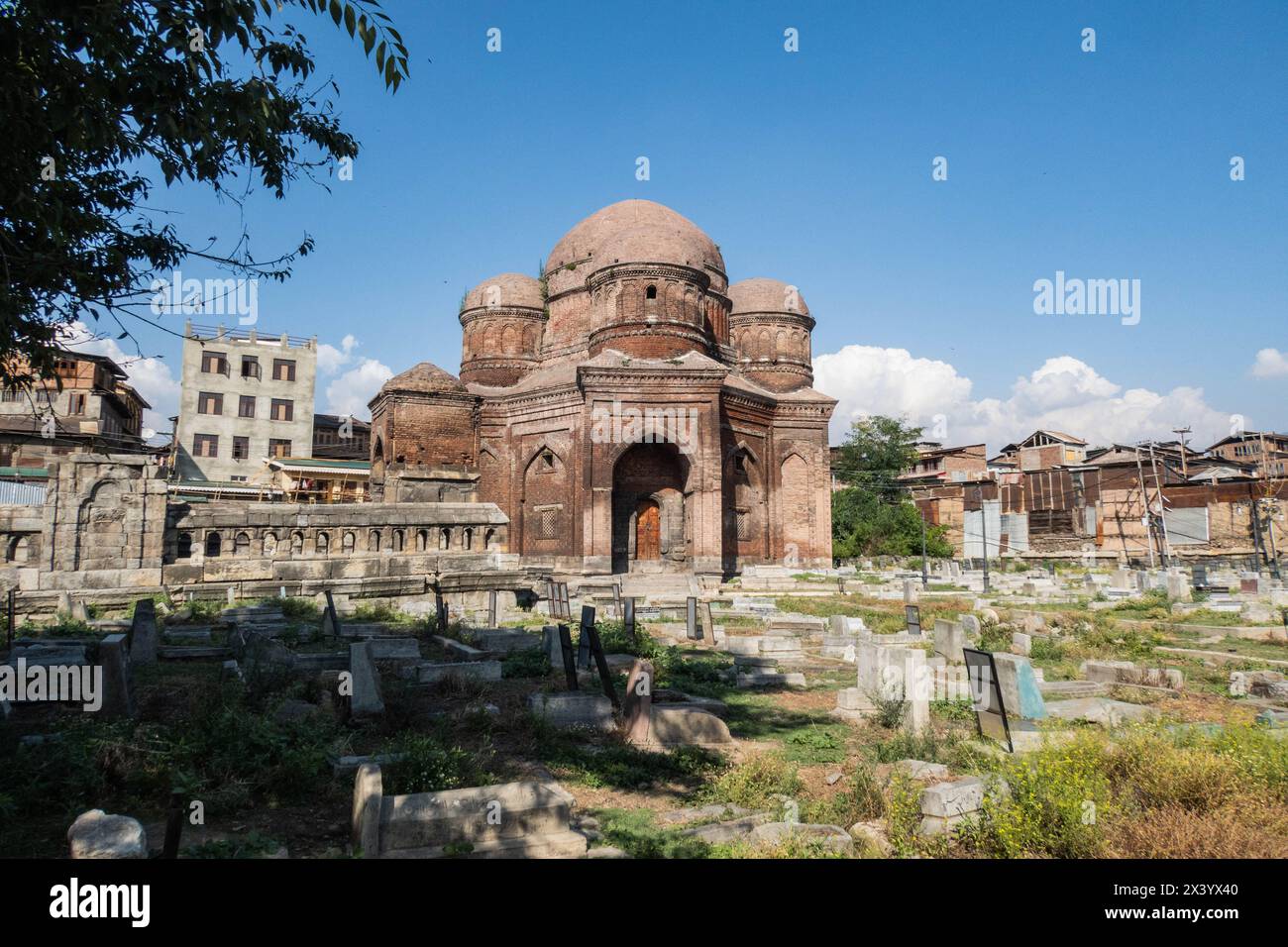 The Tomb of Zain-ul-Abidin's Mother (Badshah Tomb), Srinagar, Kashmir ...