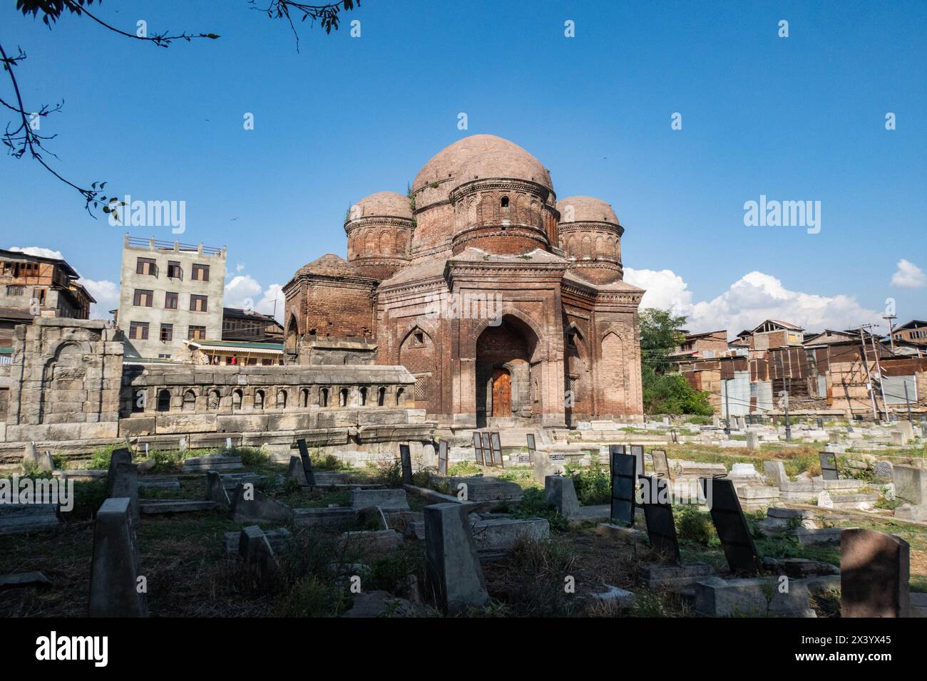The Tomb of Zain-ul-Abidin's Mother (Badshah Tomb), Srinagar, Kashmir ...