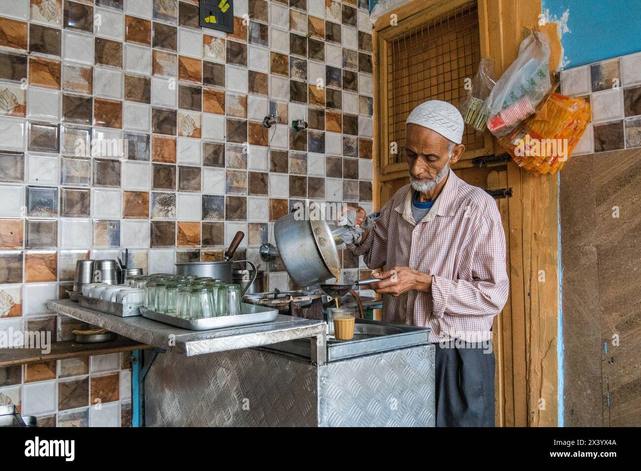 Tea seller at work, Srinagar, Kashmir, India Stock Photo - Alamy