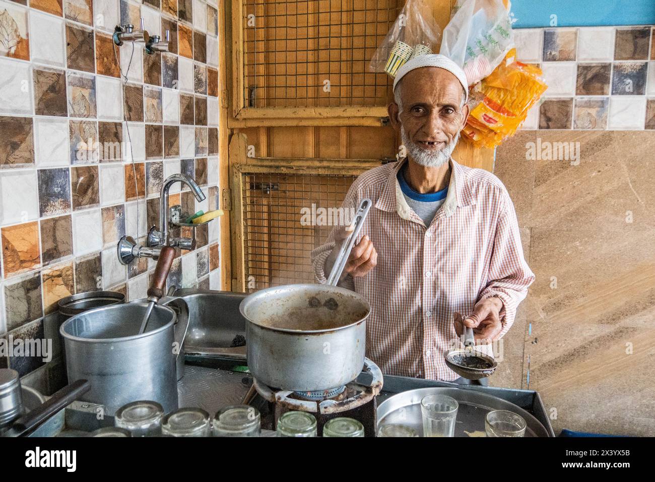 Tea seller at work, Srinagar, Kashmir, India Stock Photo - Alamy