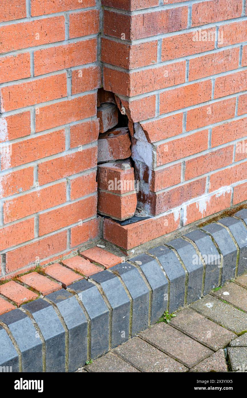 Faulty brickwork hi-res stock photography and images - Alamy