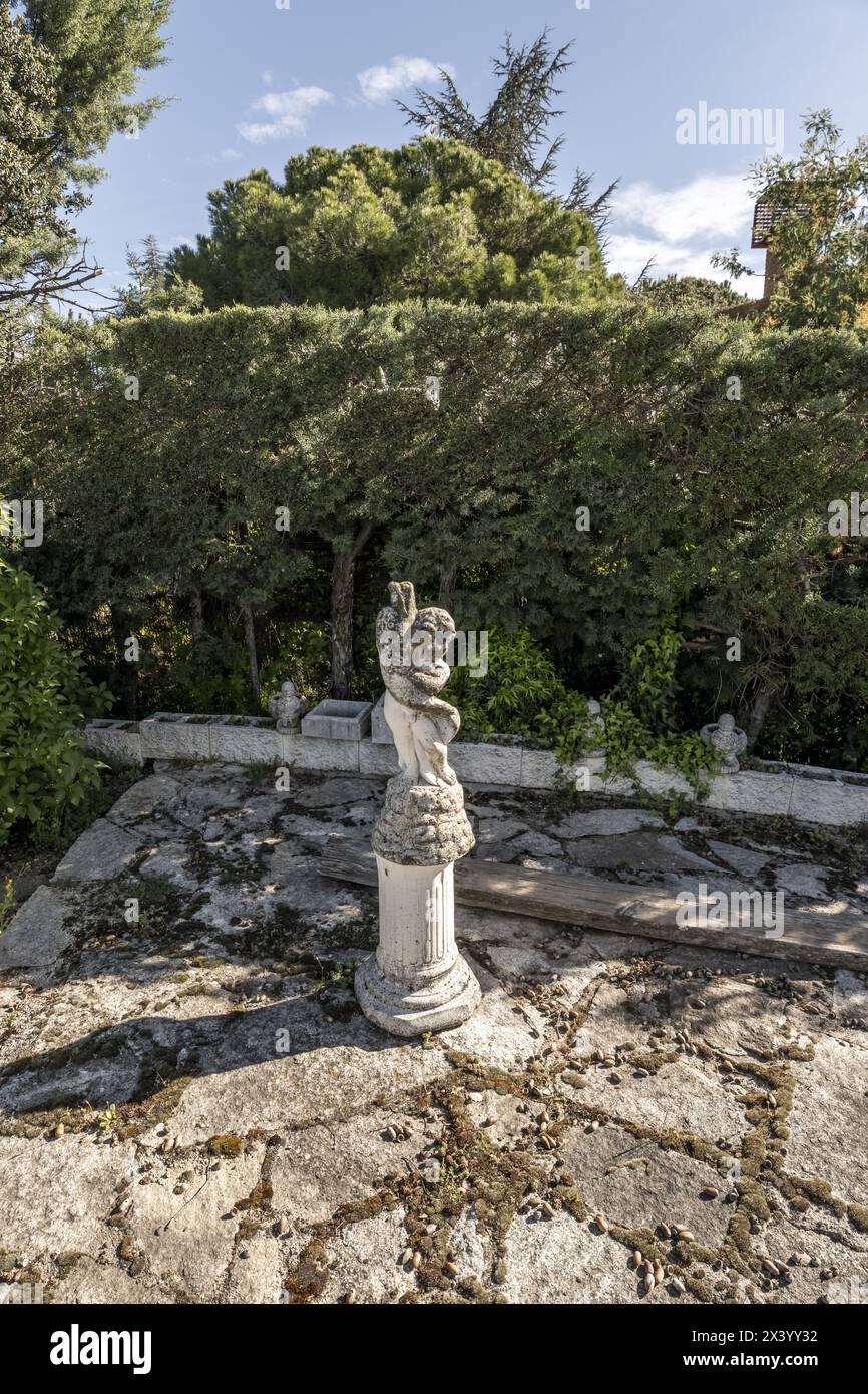 Plot of a farm with perimeter hedges, decorative stone figures and ...