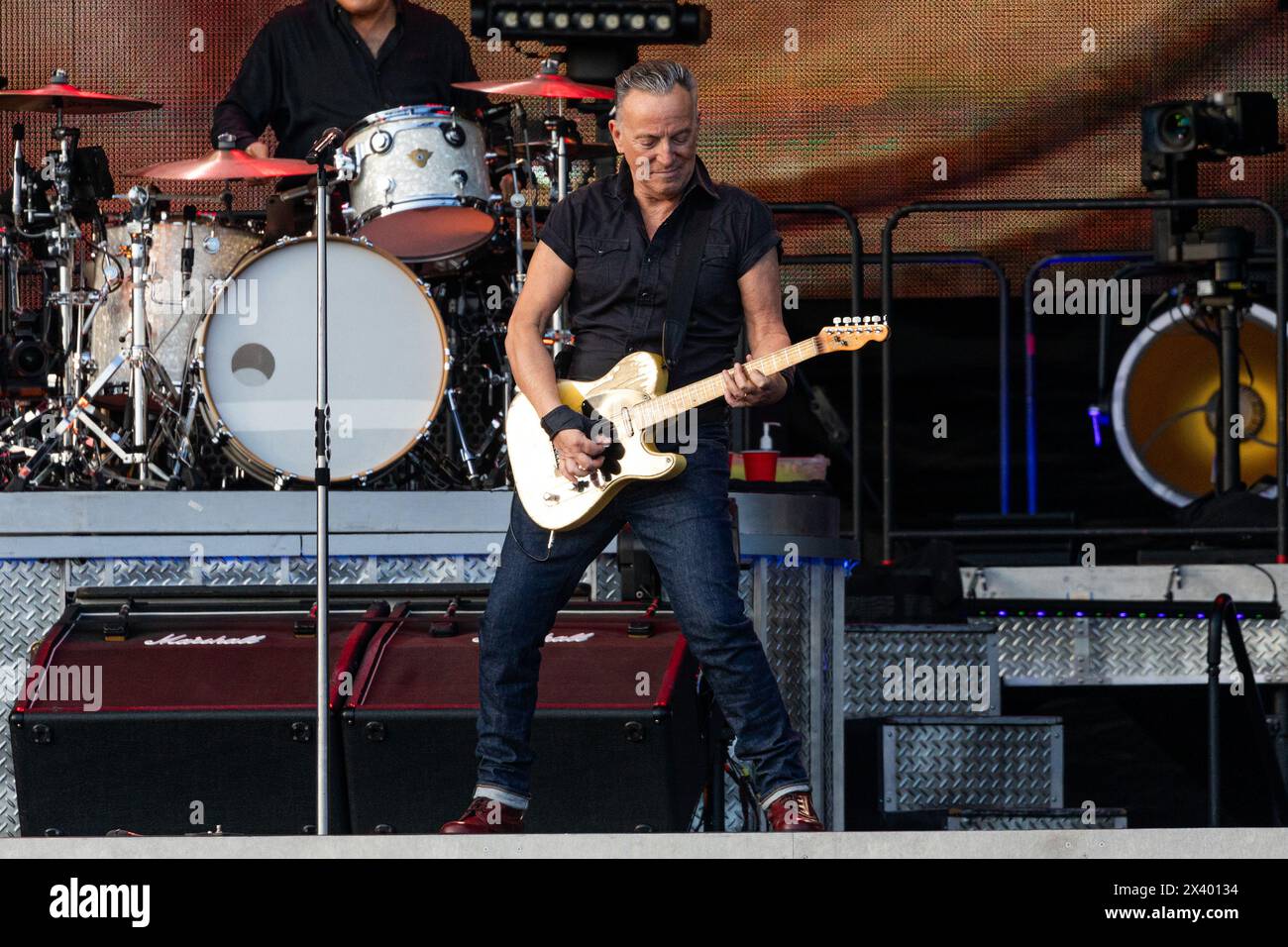 Bruce and fan on stage hi-res stock photography and images - Alamy