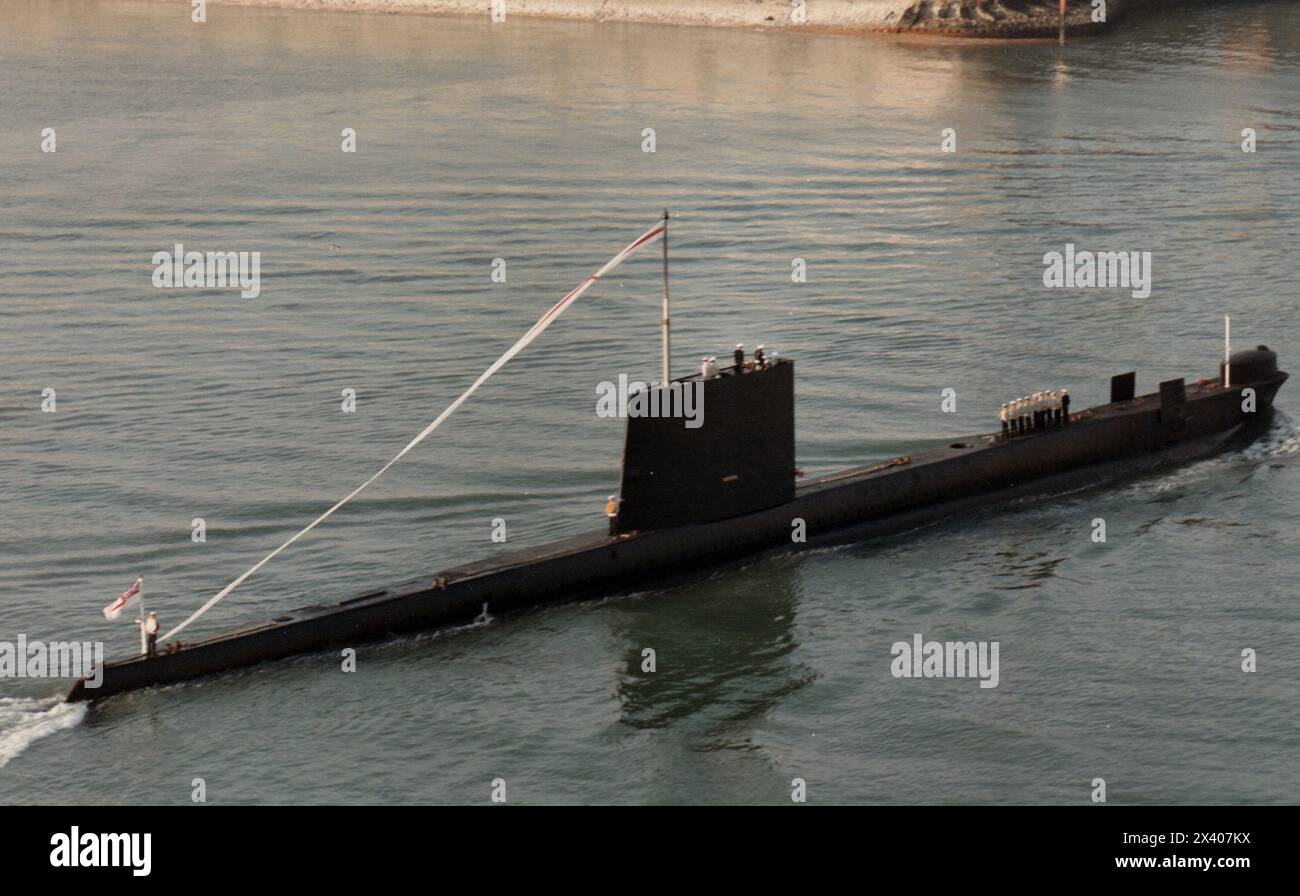 THE SUBMARINE HMS OBERON ARRIVES AT HER BASE, HMS DOLPHIN, GOSPORT ...