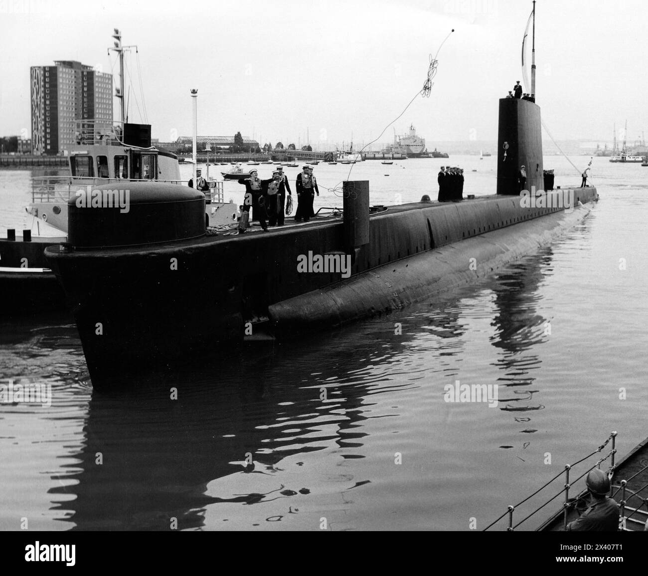 THE SUBMARINE HMS ORPHEUS ARRIVES AT HER BASE, HMS DOLPHIN, GOSPORT ...