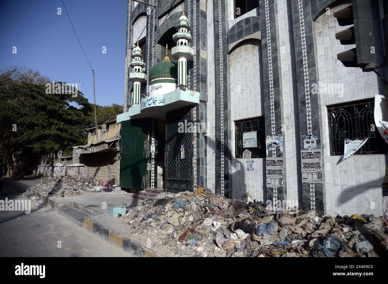 KARACHI, PAKISTAN, APR 29: View of huge heap of garbage outside Main ...