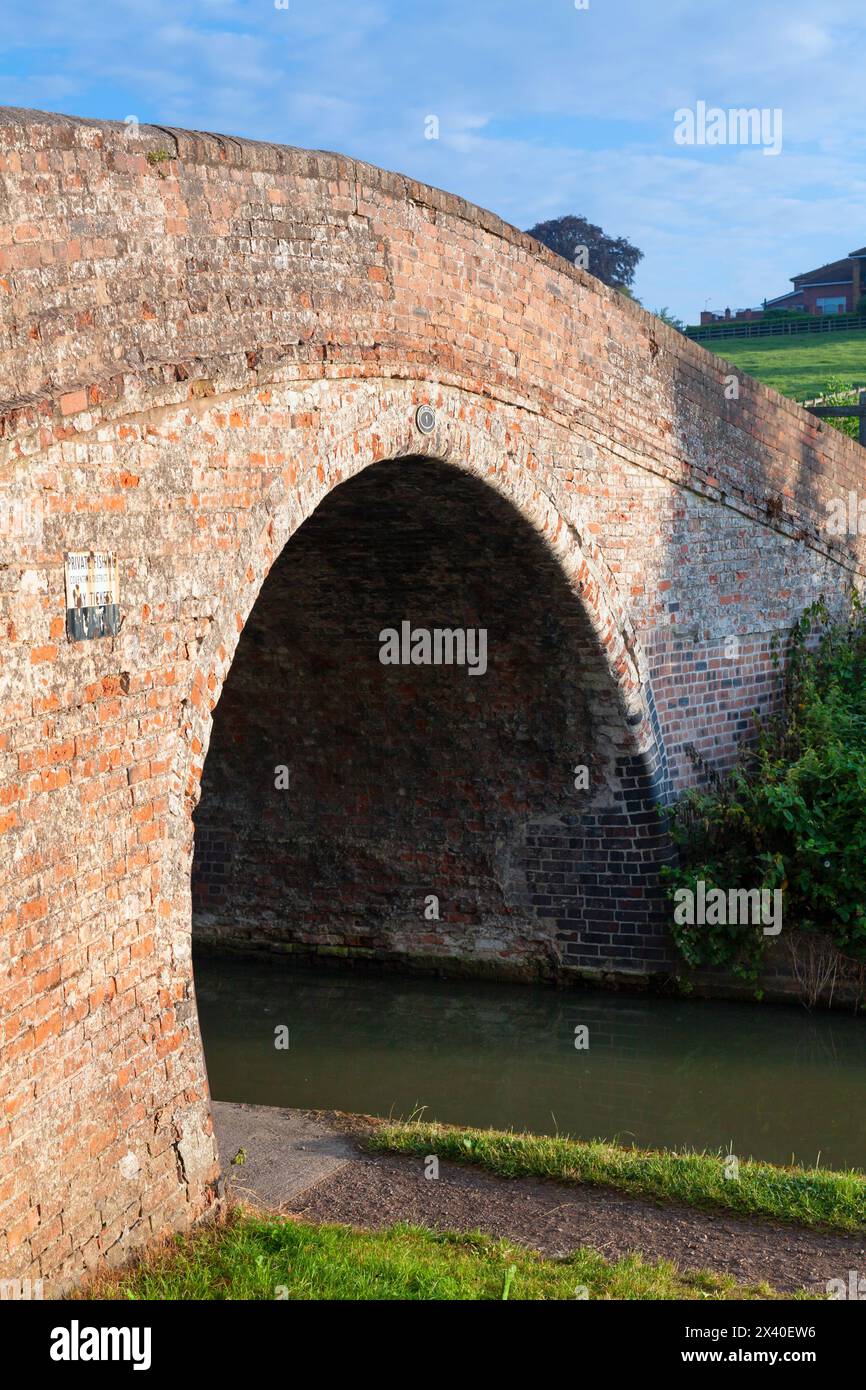 England, Northamptonshire, Braunston, The Grand Union Canal and Bridge ...