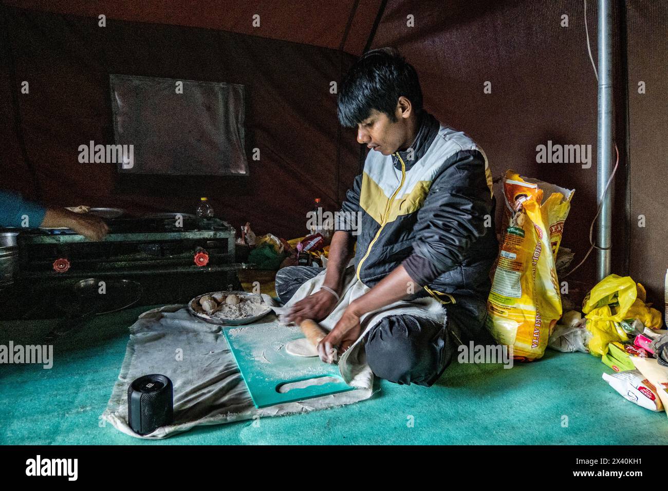 Cooking in a tent on an expedition to Warwan Valley, Kashmir, India ...