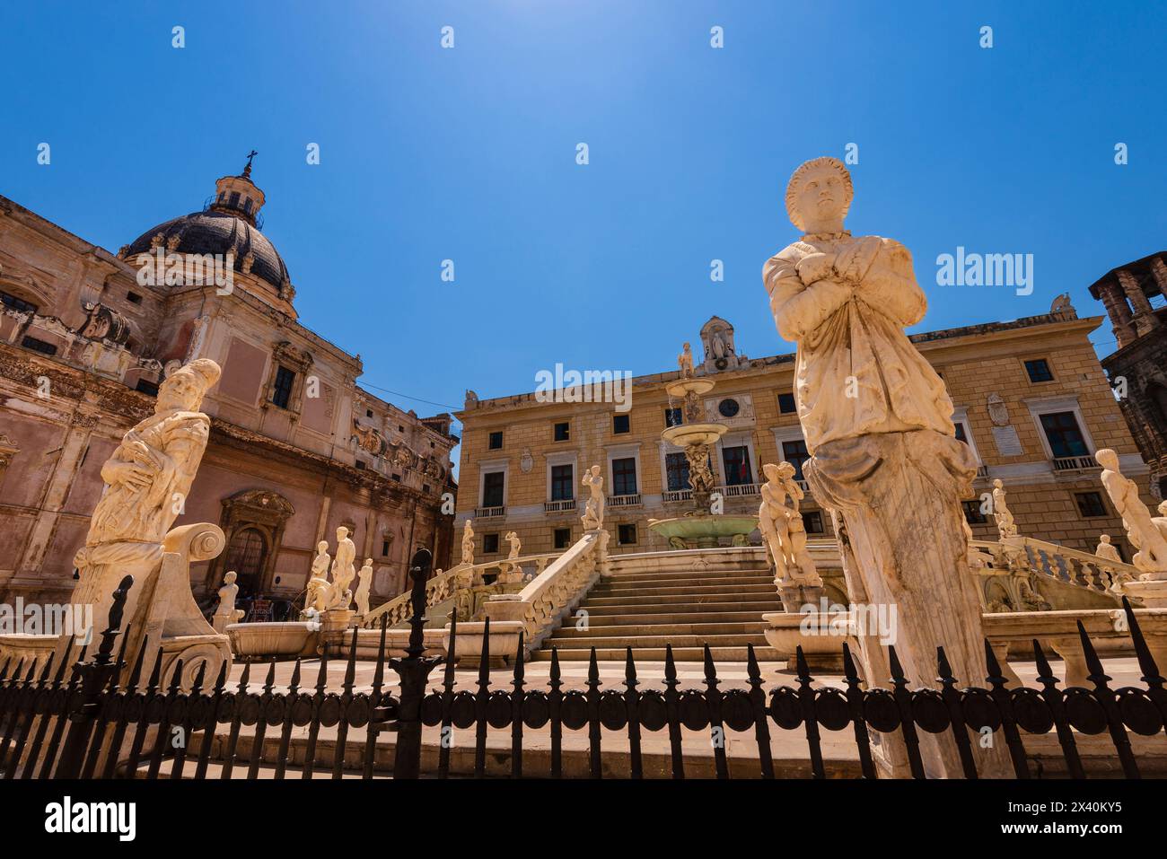 Statues and Fontana Pretoria (Fontana della Vergogna) in Palermo ...