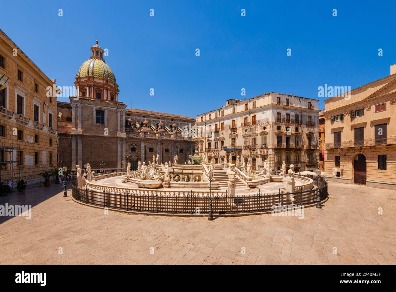 Statues and Fontana Pretoria (Fontana della Vergogna) in Palermo ...