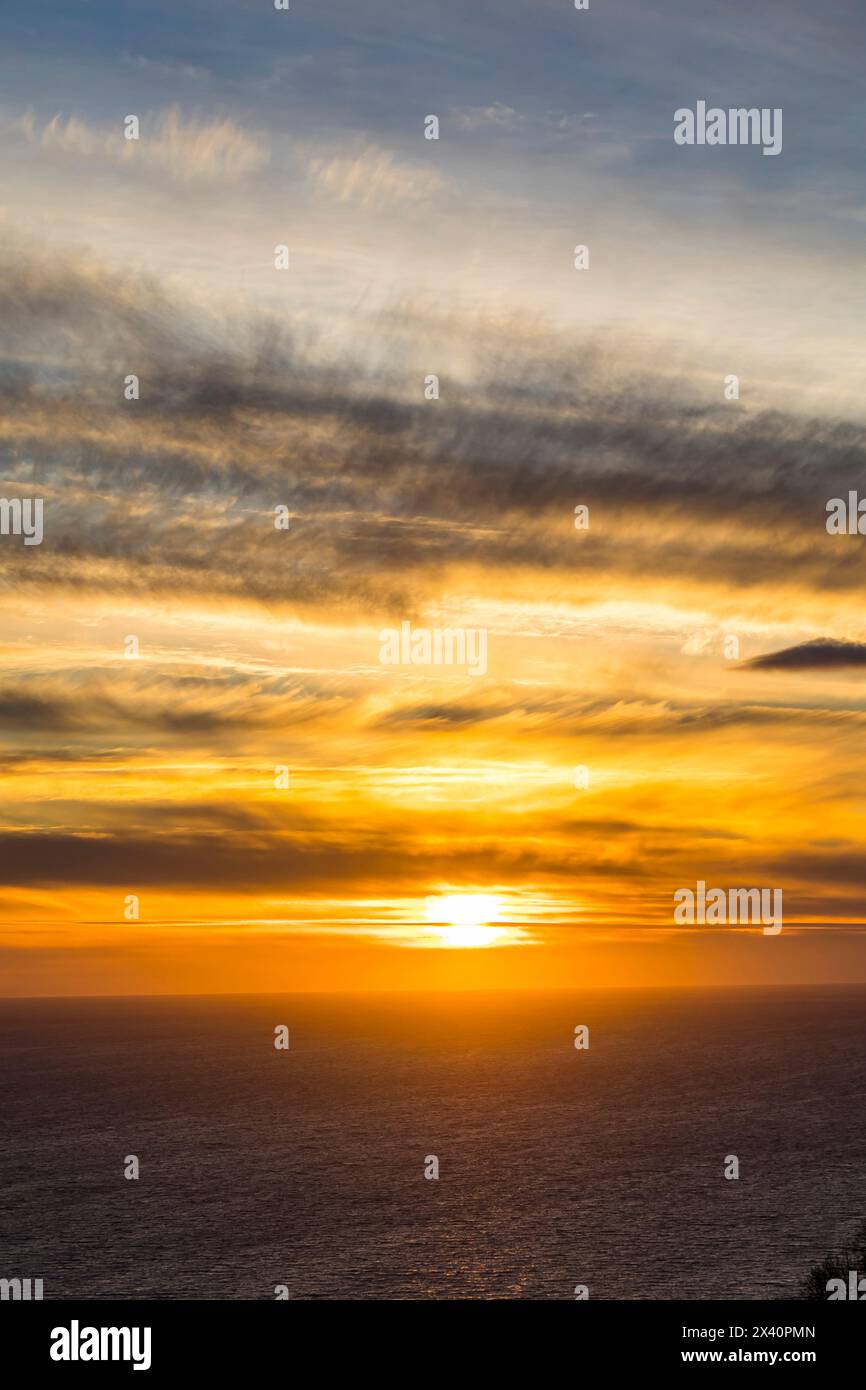 Bright sunset over ocean hi-res stock photography and images - Alamy